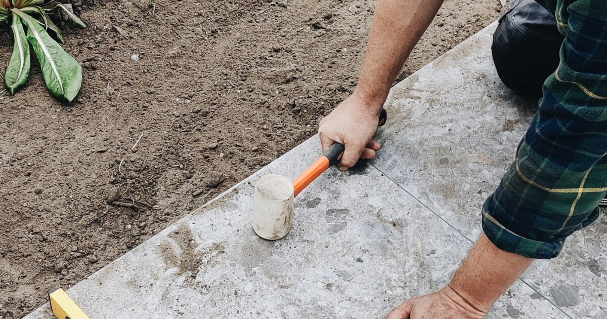 Vivian en Mark leggen vtwonen tuintegels in de kas | vtwonen