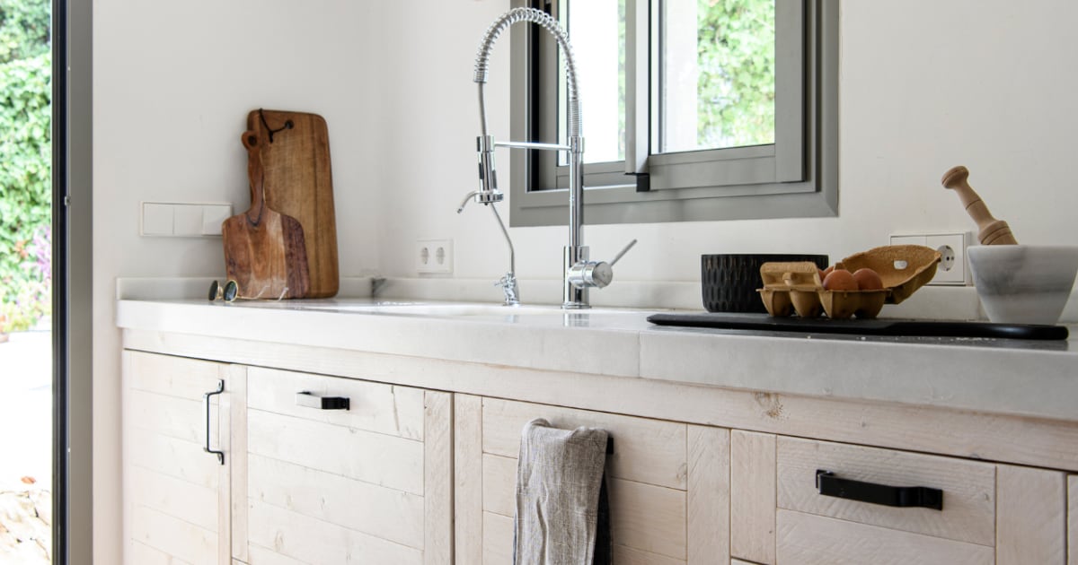 Landelijk én basic: een white wash keuken | vtwonen