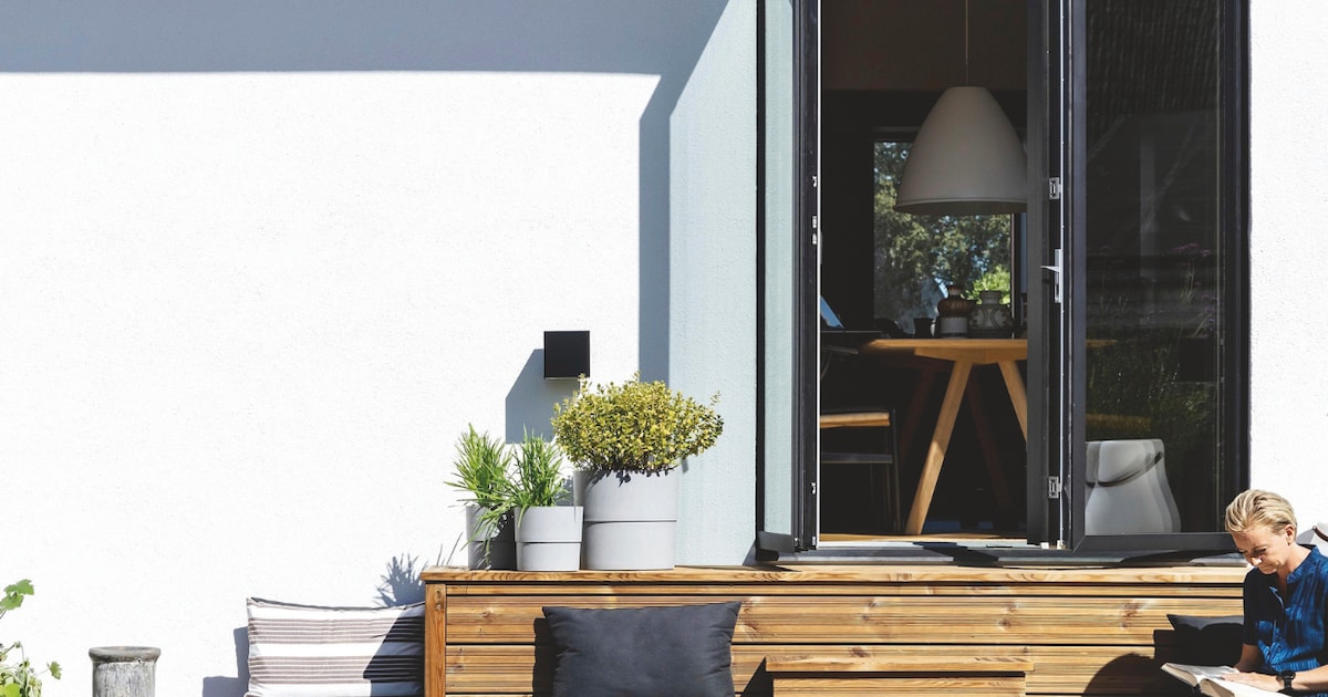 Buitenkijken in een tuin met groot houten terras | vtwonen