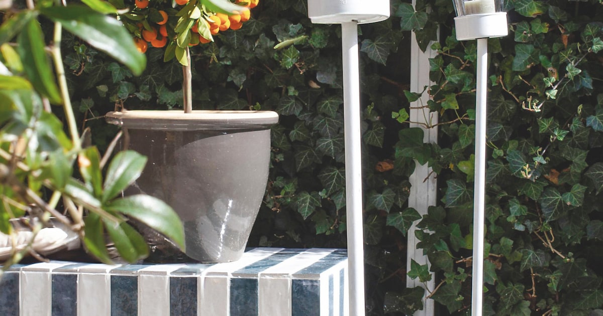 DIY tuinfakkel: deze low budget hack creëert sfeer | vtwonen
